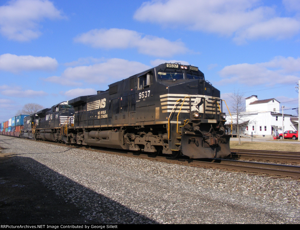 NS 9537 charges east with intermodel cars in tow.